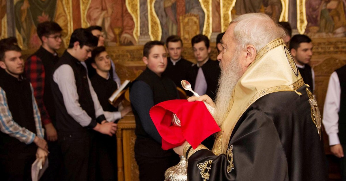 IPS Mitropolit Andrei, în mijlocul elevilor Seminarului din Cluj-Napoca ...