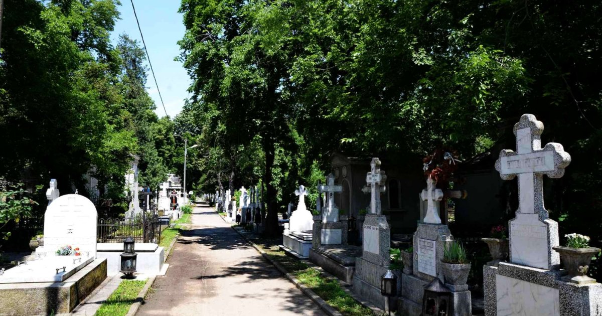 Ce scriem pe crucea așezată la mormânt?