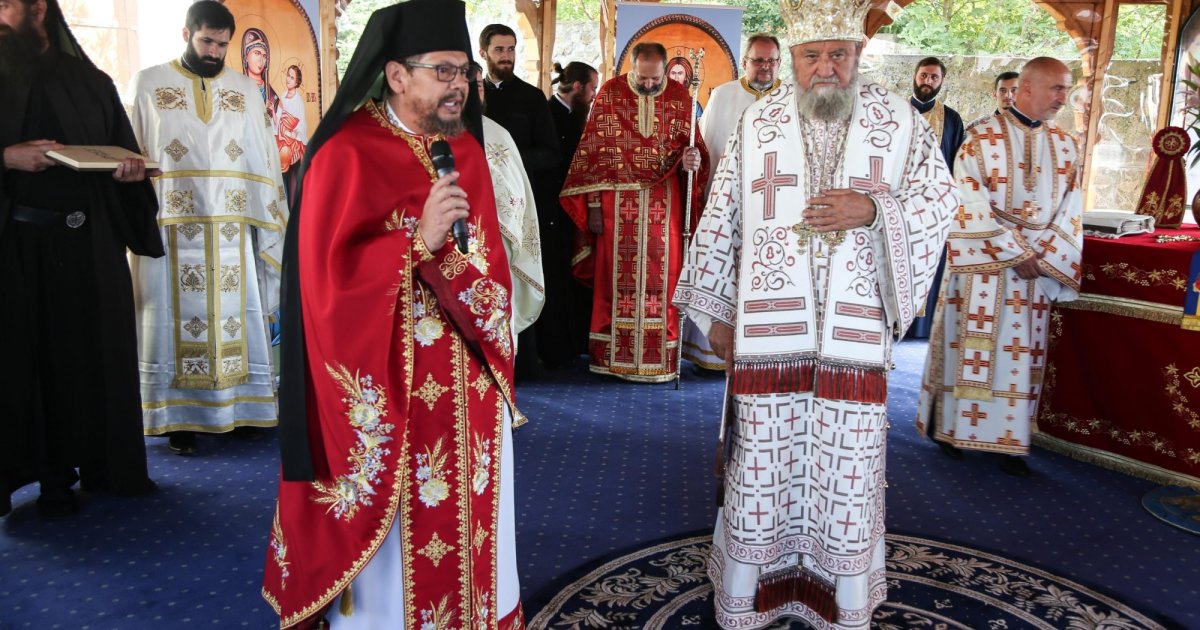 Sărbătoare la Mănăstirea „Înălţarea Sfintei Cruci” din Sădinca, judeţul ...
