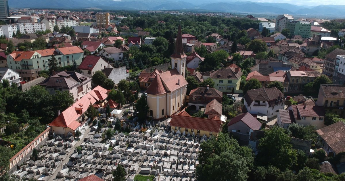 Mari români înmormântaţi în cimitirul Bisericii din Groapă