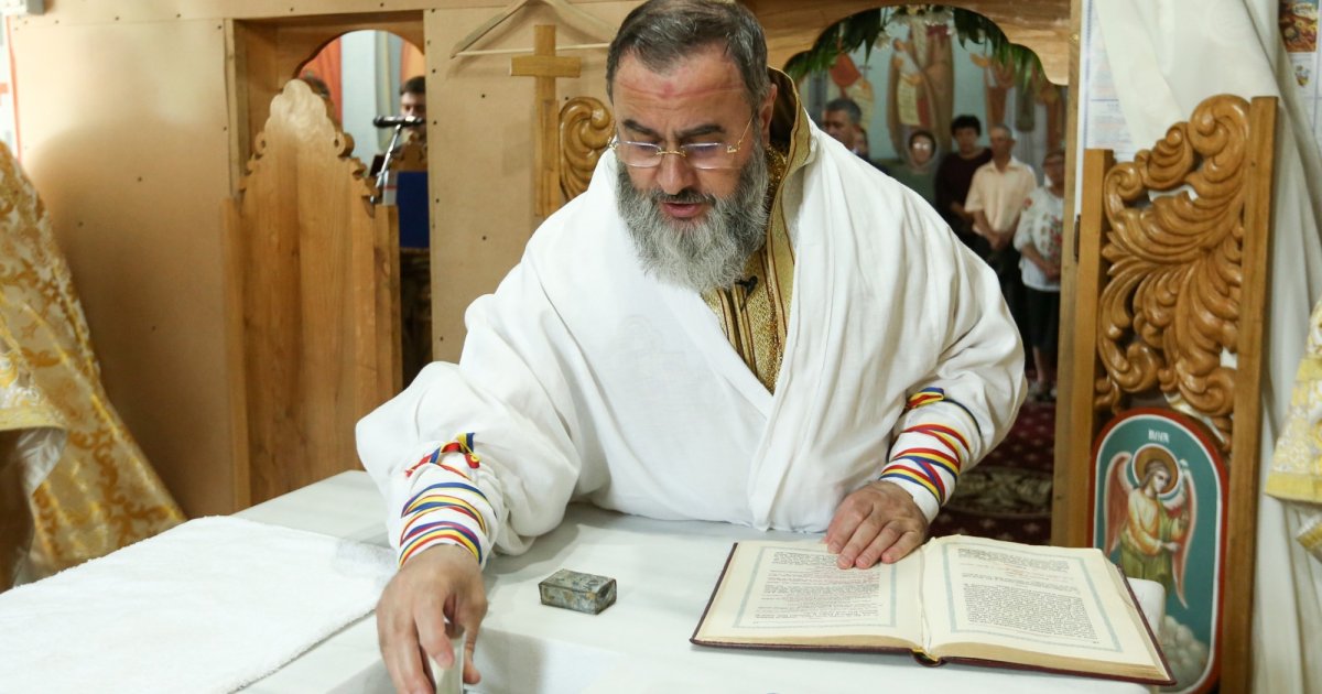 Târnosirea bisericii din satul vrâncean Ruget