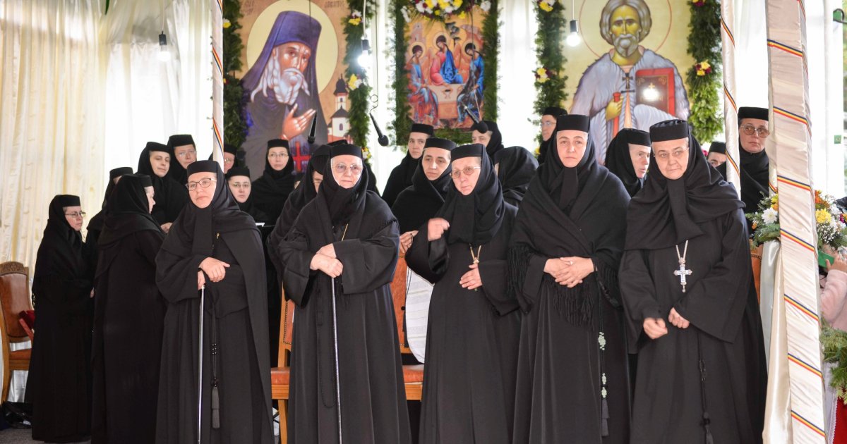 Cea mai mare mănăstire de maici din România a îmbrăcat veșmântul ...