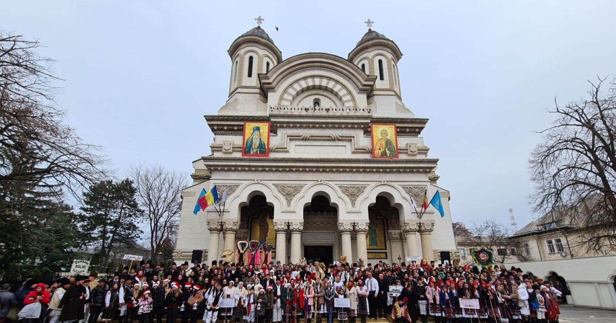 „Nu uita, când eşti voios, române, să fii bun!”