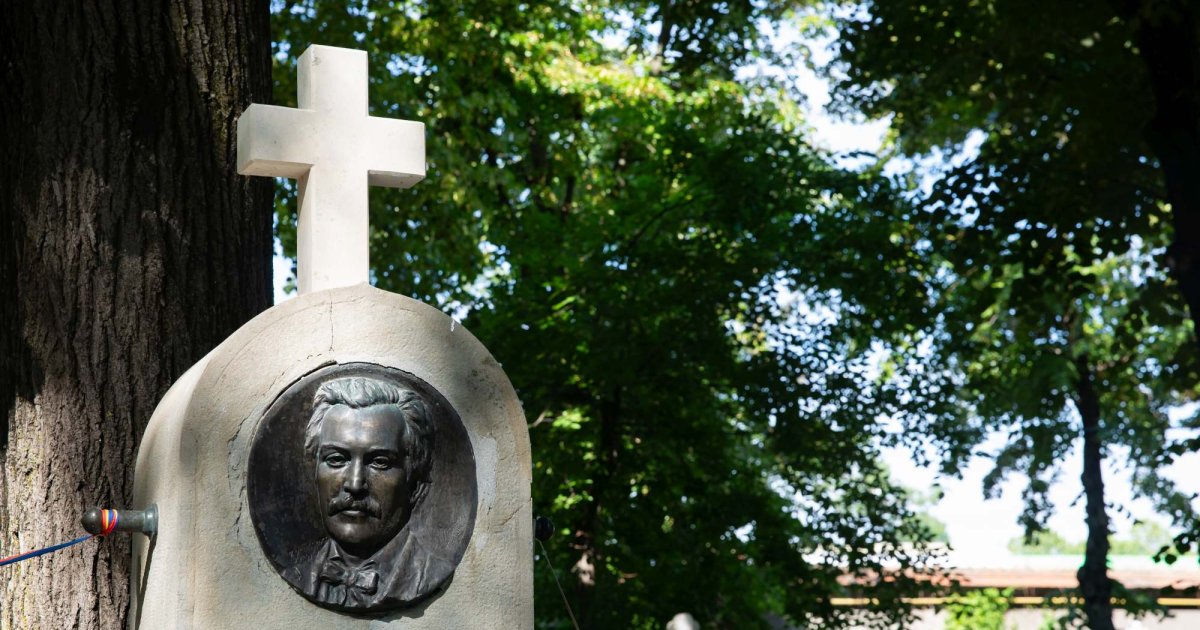 Pomenirea poetului Mihai Eminescu la mormântul său din București | Poza 2