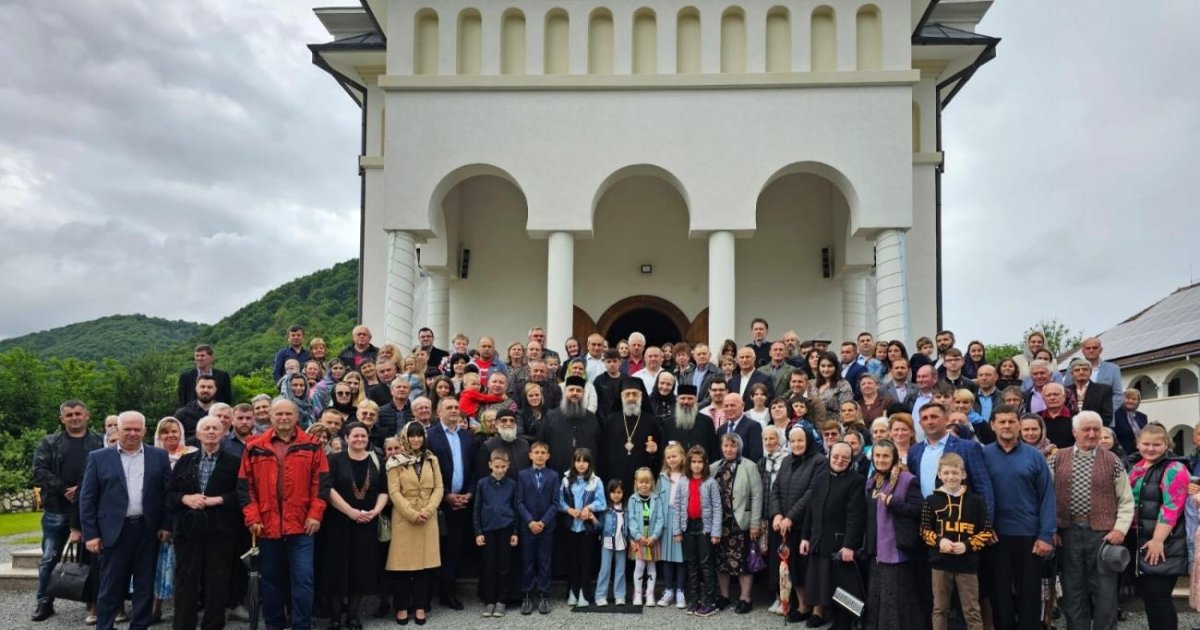 Slujire arhierească la hramul Mănăstirii „Martirii Neamului” de la ...