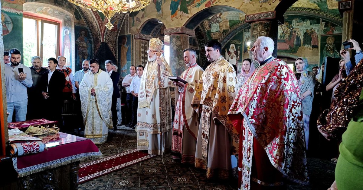 Slujire în satul Patriarhului Iustin Moisescu