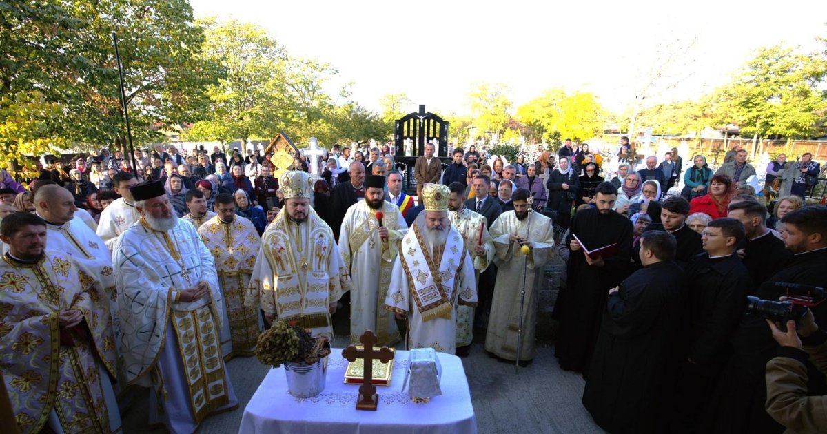 Doi ierarhi au sfințit biserica nouă a Parohiei Satu Nou, Protopopiatul ...