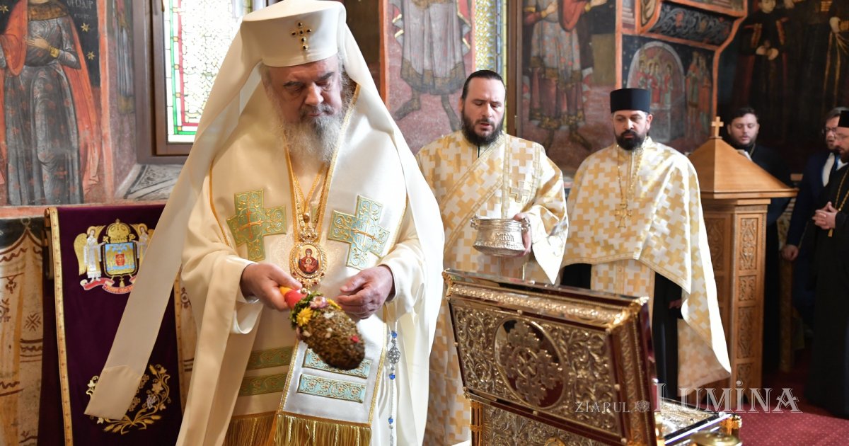 Patriarhul României a sfințit o raclă nouă pentru moaștele unui sfânt ...