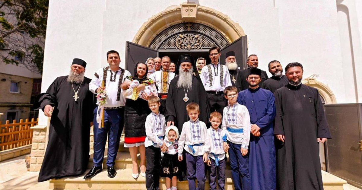 Botez pentru un al șaselea copil, săvârșit de Mitropolitul Moldovei și ...