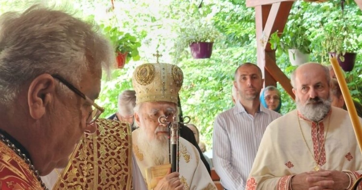 Popas de rugăciune la un schit din județul Arad