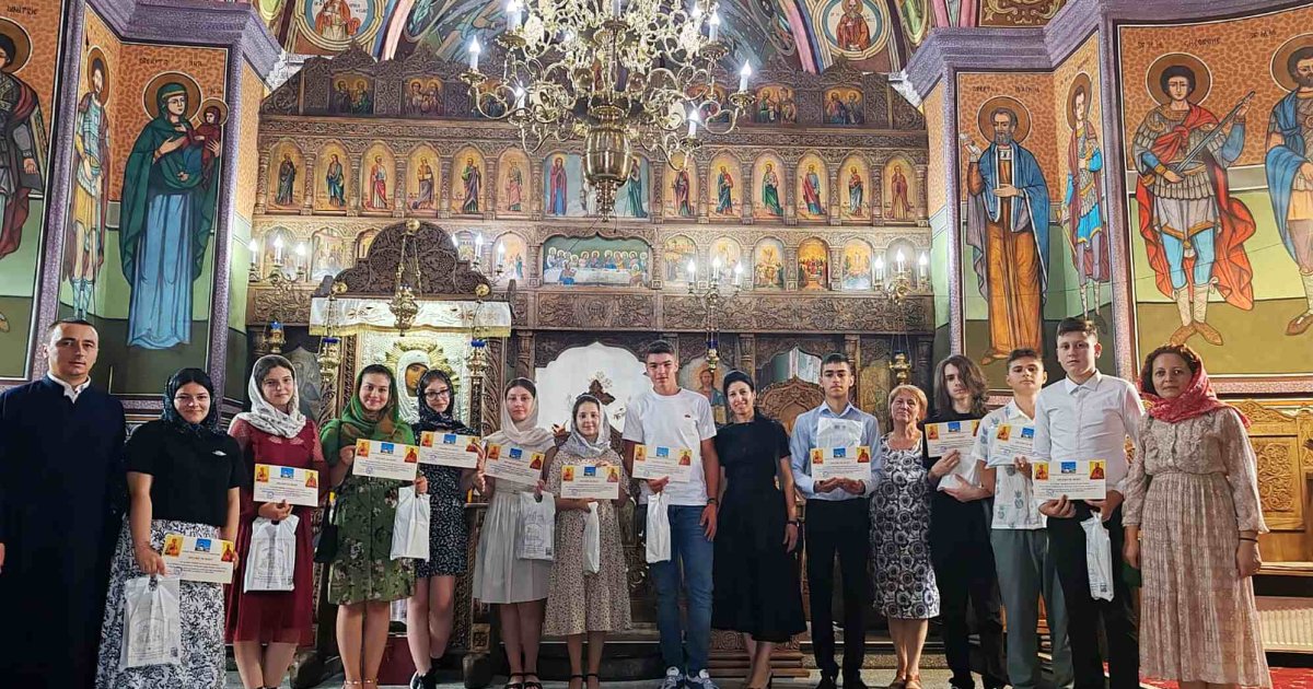 Elevi cu note mari la Evaluarea Națională premiați de Parohia Mălini