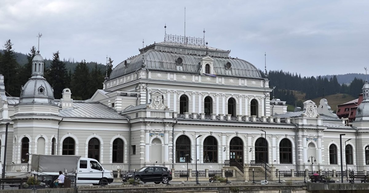 La Vatra Dornei, o clădire-simbol dezmorțește orașul