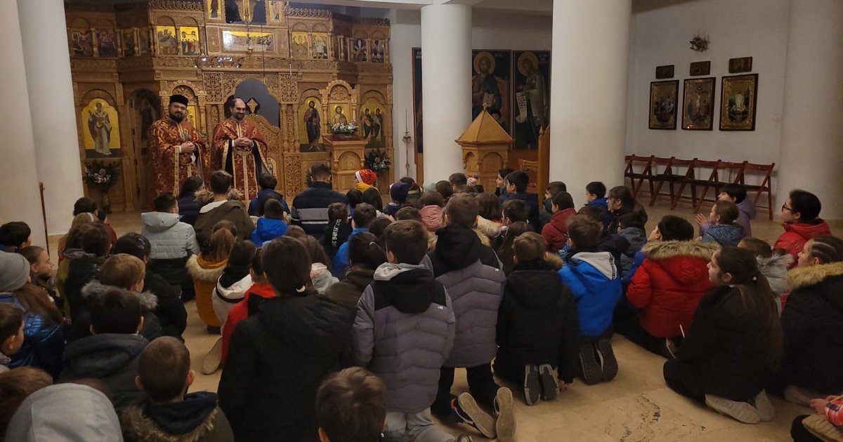 Activități caritabile desfășurate de elevi la Parohia „Sfinții Voievozi ...