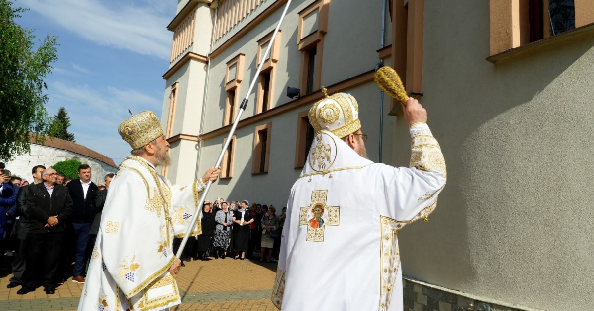Pictura noii biserici din Prejmer, judeţul Braşov, a fost sfinţită | Poza 3