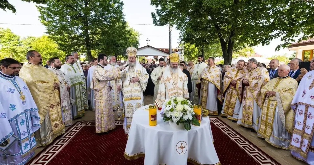 Doi ierarhi au sfințit biserica din Moara Grecilor, Vaslui | Poza 1