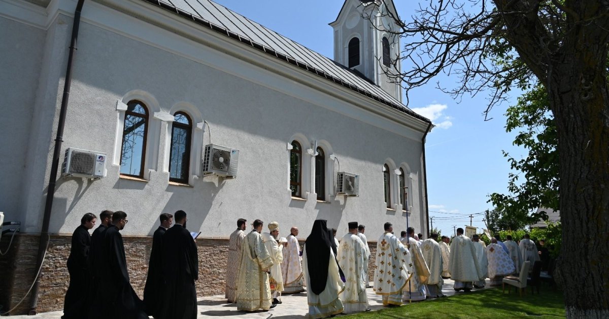 Sfinţirea Bisericii „Pogorârea Sfântului Duh” din parohia bihoreană ...