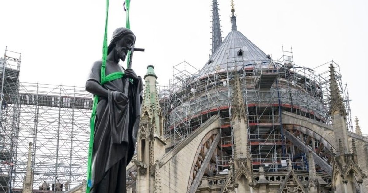 Statuile apostolilor, reinstalate pe Catedrala Notre Dame