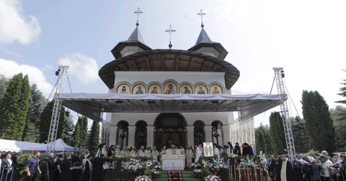 Proclamarea locală a canonizării Sfinților Cuvioşi Paisie Olaru și ...