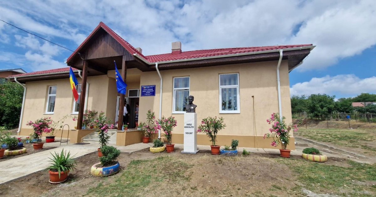 Școala din Ocheni a primit numele folcloristului Vasile Adăscăliței